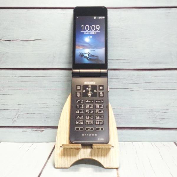 商品は本体（バッテリー内蔵）のみです。その他の付属品はありませんのでご注意ください。【特記事項】なし。【バッテリー性能】著しい性能低下がないことを確認しています（OSからの性能確認不可）【液晶の状態】若干の擦り傷と薄っすらと赤みがかった色む...