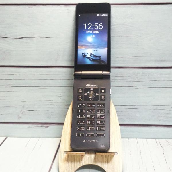 商品は本体（バッテリー内蔵）のみです。その他の付属品はありませんのでご注意ください。【特記事項】なし。【バッテリー性能】著しい性能低下がないことを確認しています（OSからの性能確認不可）【液晶の状態】ボタン痕と内部汚れがみられますが、液晶O...