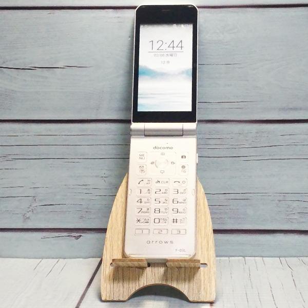 商品は本体（バッテリー内蔵）のみです。その他の付属品はありませんのでご注意ください。【特記事項】なし。【バッテリー性能】著しい性能低下がないことを確認しています（OSからの性能確認不可）【液晶の状態】擦り傷とボタン痕、内部汚れ、色むらがみら...