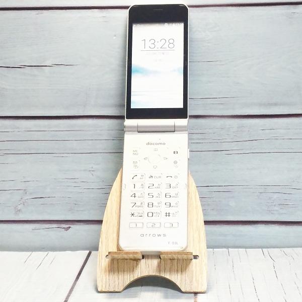 商品は本体（バッテリー内蔵）のみです。その他の付属品はありませんのでご注意ください。【特記事項】なし。【バッテリー性能】著しい性能低下がないことを確認しています（OSからの性能確認不可）【液晶の状態】擦り傷とボタン痕、内部汚れ、色むらがみら...