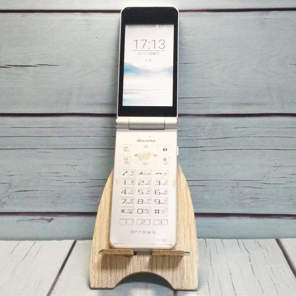 商品は本体（バッテリー内蔵）のみです。その他の付属品はありませんのでご注意ください。【特記事項】なし。【バッテリー性能】著しい性能低下がないことを確認しています（OSからの性能確認不可）【液晶の状態】擦り傷とボタン痕、赤みがかった色むらがみ...