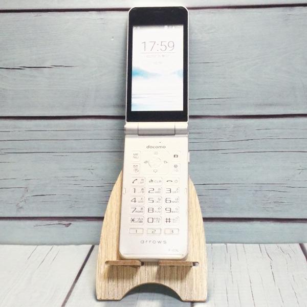 商品は本体（バッテリー内蔵）のみです。その他の付属品はありませんのでご注意ください。【特記事項】なし。【バッテリー性能】著しい性能低下がないことを確認しています（OSからの性能確認不可）【液晶の状態】擦り傷と内部?がれ、薄っすらと赤みがかっ...