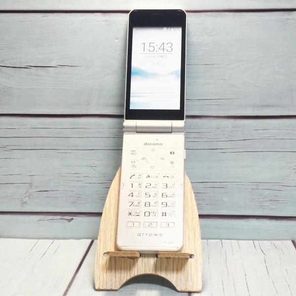 商品は本体（バッテリー内蔵）のみです。その他の付属品はありませんのでご注意ください。【特記事項】なし。【バッテリー性能】著しい性能低下がないことを確認しています（OSからの性能確認不可）【液晶の状態】若干の擦り傷と薄っすらと赤みがかった色む...