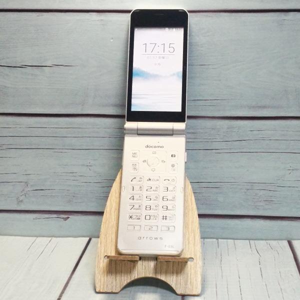 商品は本体（バッテリー内蔵）のみです。その他の付属品はありませんのでご注意ください。【特記事項】なし。【バッテリー性能】著しい性能低下がないことを確認しています（OSからの性能確認不可）【液晶の状態】擦り傷とボタン痕、赤みがかった色むらがみ...