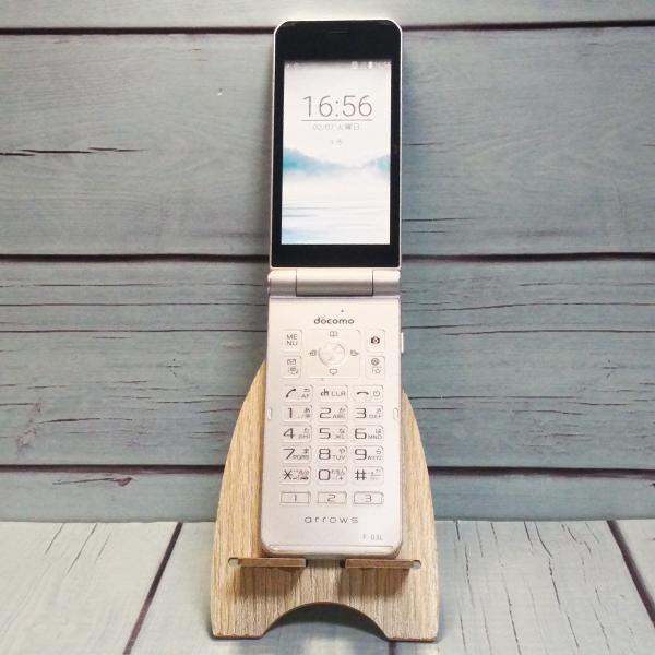 商品は本体（バッテリー内蔵）のみです。その他の付属品はありませんのでご注意ください。【特記事項】なし。【バッテリー性能】著しい性能低下がないことを確認しています（OSからの性能確認不可）【液晶の状態】擦り傷とボタン痕、色むらがみられます。画...