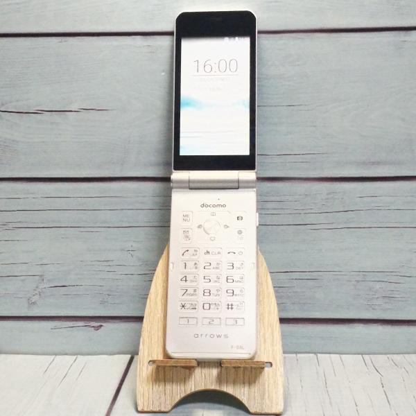 商品は本体（バッテリー内蔵）のみです。その他の付属品はありませんのでご注意ください。【特記事項】なし。【バッテリー性能】著しい性能低下がないことを確認しています（OSからの性能確認不可）【液晶の状態】若干のボタン痕と薄っすらと赤みがかった色...