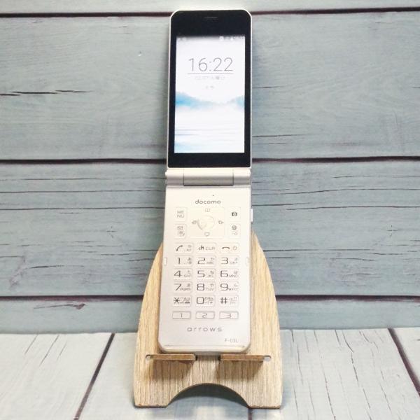 商品は本体（バッテリー内蔵）のみです。その他の付属品はありませんのでご注意ください。【特記事項】なし。【バッテリー性能】著しい性能低下がないことを確認しています（OSからの性能確認不可）【液晶の状態】擦り傷とボタン痕、赤みがかった色むらと左...