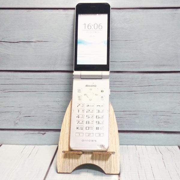 商品は本体（バッテリー内蔵）のみです。その他の付属品はありませんのでご注意ください。【特記事項】なし。【バッテリー性能】著しい性能低下がないことを確認しています（OSからの性能確認不可）【液晶の状態】ボタン痕と色むらがみられますが、液晶ON...