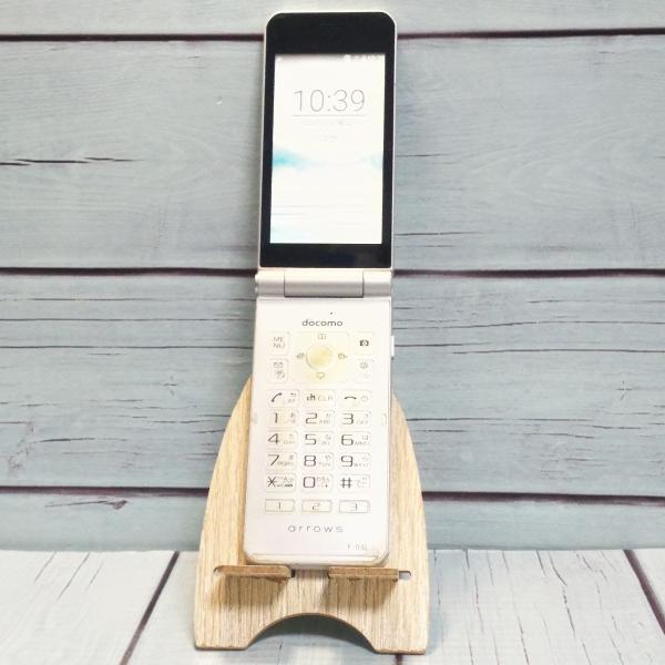 商品は本体（バッテリー内蔵）のみです。その他の付属品はありませんのでご注意ください。【特記事項】なし。【バッテリー性能】著しい性能低下がないことを確認しています（OSからの性能確認不可）【液晶の状態】ボタン痕と内部汚れ、、表示不良、薄っすら...