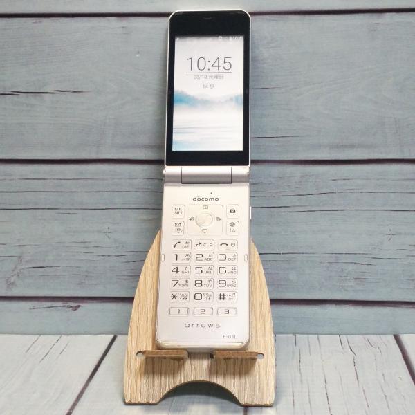 商品は本体（バッテリー内蔵）のみです。その他の付属品はありませんのでご注意ください。【特記事項】なし。【バッテリー性能】著しい性能低下がないことを確認しています（OSからの性能確認不可）【液晶の状態】擦り傷とボタン痕、赤みがかった色むらがみ...