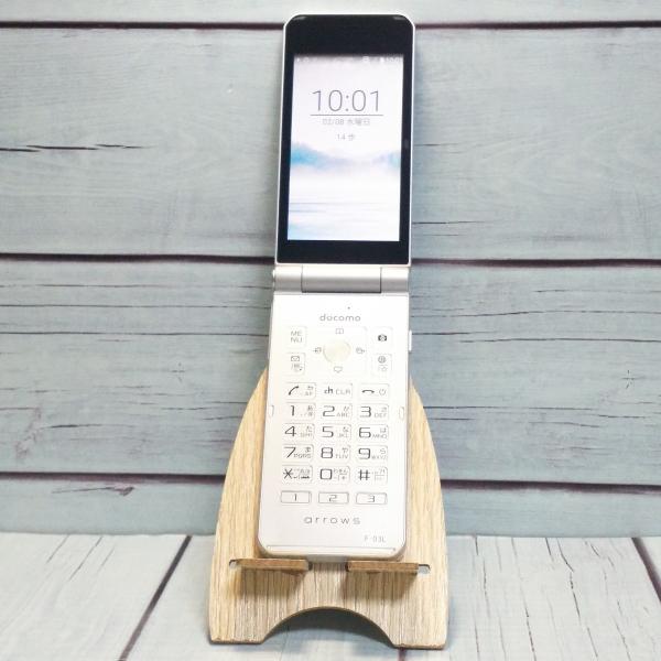 商品は本体（バッテリー内蔵）のみです。その他の付属品はありませんのでご注意ください。【特記事項】なし。【バッテリー性能】著しい性能低下がないことを確認しています（OSからの性能確認不可）【液晶の状態】ボタン痕と色むら、若干の表示不良がみられ...