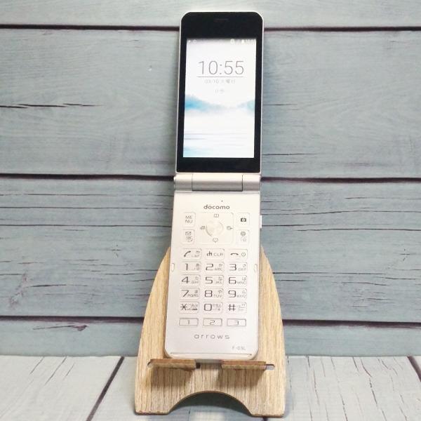 商品は本体（バッテリー内蔵）のみです。その他の付属品はありませんのでご注意ください。【特記事項】なし。【バッテリー性能】著しい性能低下がないことを確認しています（OSからの性能確認不可）【液晶の状態】擦り傷とボタン痕、薄っすらと赤みがかった...