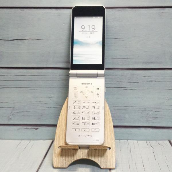 商品は本体（バッテリー内蔵）のみです。その他の付属品はありませんのでご注意ください。【特記事項】なし。【バッテリー性能】著しい性能低下がないことを確認しています（OSからの性能確認不可）【液晶の状態】若干の傷と内部汚れ、薄っすらと赤みがかっ...