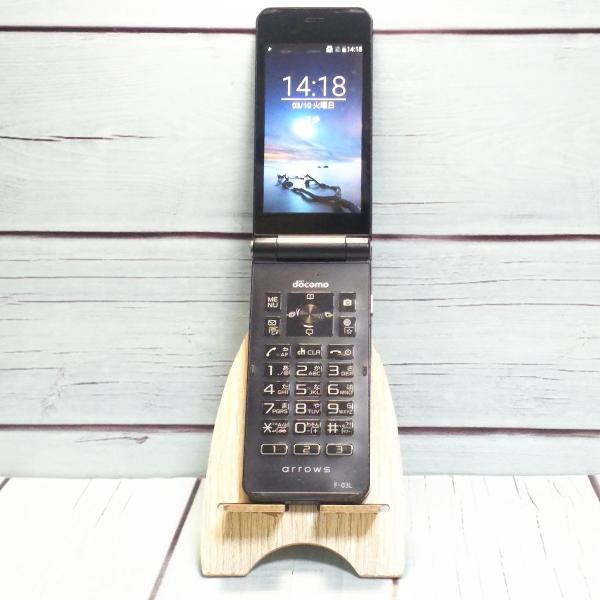 商品は本体（バッテリー内蔵）のみです。その他の付属品はありませんのでご注意ください。【特記事項】なし。【バッテリー性能】著しい性能低下がないことを確認しています（OSからの性能確認不可）【液晶の状態】擦り傷とボタン痕、内部汚れと色むら、右側...