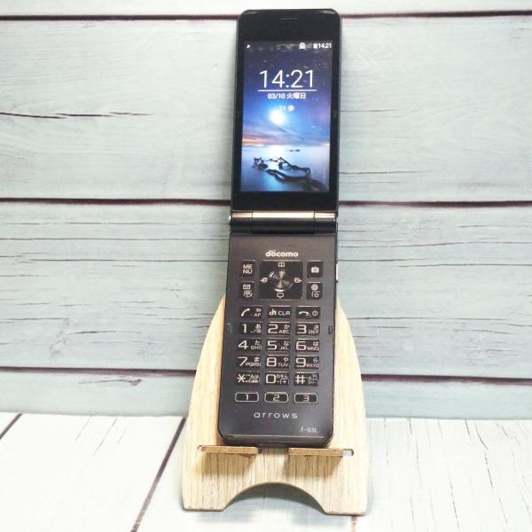 商品は本体（バッテリー内蔵）のみです。その他の付属品はありませんのでご注意ください。【特記事項】なし。【バッテリー性能】著しい性能低下がないことを確認しています（OSからの性能確認不可）【液晶の状態】擦り傷とボタン痕、色むらがみられますが、...