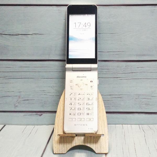 商品は本体（バッテリー内蔵）のみです。その他の付属品はありませんのでご注意ください。【特記事項】なし。【バッテリー性能】著しい性能低下がないことを確認しています（OSからの性能確認不可）【液晶の状態】ボタン痕と薄っすらと赤みがかった色むら、...