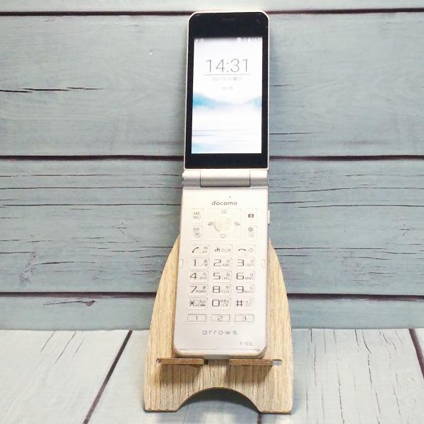 商品は本体（バッテリー内蔵）のみです。その他の付属品はありませんのでご注意ください。【特記事項】なし。【バッテリー性能】著しい性能低下がないことを確認しています（OSからの性能確認不可）【液晶の状態】擦り傷とボタン痕、薄っすらと赤みがかった...