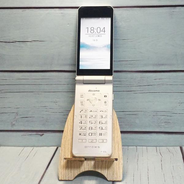 商品は本体（バッテリー内蔵）のみです。その他の付属品はありませんのでご注意ください。【特記事項】なし。【バッテリー性能】著しい性能低下がないことを確認しています（OSからの性能確認不可）【液晶の状態】擦り傷とボタン痕、赤みがかった色むらがみ...