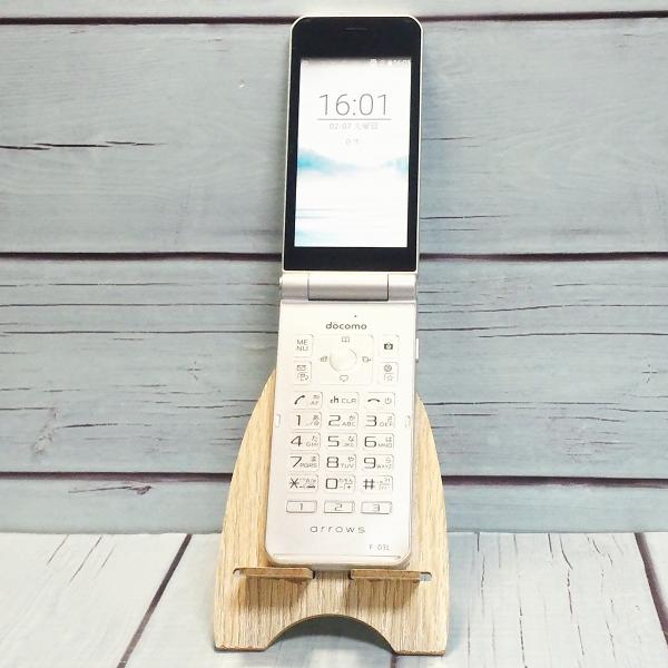 商品は本体（バッテリー内蔵）のみです。その他の付属品はありませんのでご注意ください。【特記事項】なし。【バッテリー性能】著しい性能低下がないことを確認しています（OSからの性能確認不可）【液晶の状態】擦り傷とボタン痕、薄っすらと赤みがかった...