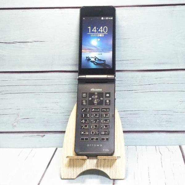 商品は本体（バッテリー内蔵）のみです。その他の付属品はありませんのでご注意ください。【特記事項】なし。【バッテリー性能】著しい性能低下がないことを確認しています（OSからの性能確認不可）【液晶の状態】擦り傷とボタン痕、薄っすらと赤みがかった...