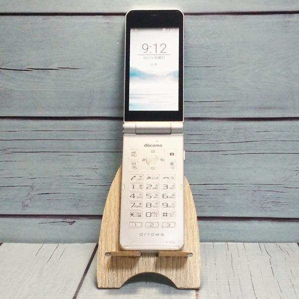 商品は本体（バッテリー内蔵）のみです。その他の付属品はありませんのでご注意ください。【特記事項】なし。【バッテリー性能】著しい性能低下がないことを確認しています（OSからの性能確認不可）【液晶の状態】ボタン痕と内部汚れ、薄っすらと赤みがかっ...