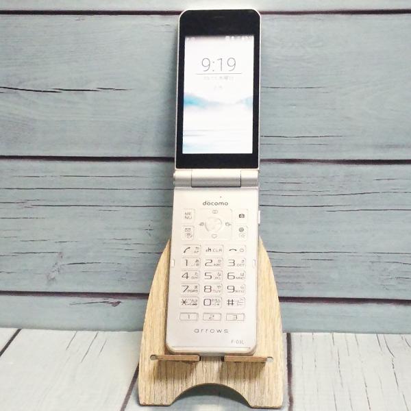 商品は本体（バッテリー内蔵）のみです。その他の付属品はありませんのでご注意ください。【特記事項】なし。【バッテリー性能】著しい性能低下がないことを確認しています（OSからの性能確認不可）【液晶の状態】擦り傷とボタン痕、薄っすらと赤みがかった...