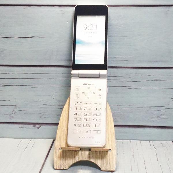 商品は本体（バッテリー内蔵）のみです。その他の付属品はありませんのでご注意ください。【特記事項】なし。【バッテリー性能】著しい性能低下がないことを確認しています（OSからの性能確認不可）【液晶の状態】擦り傷とボタン痕、薄っすらと赤みがかった...