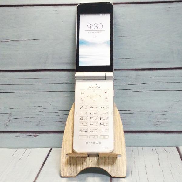 商品は本体（バッテリー内蔵）のみです。その他の付属品はありませんのでご注意ください。【特記事項】なし。【バッテリー性能】著しい性能低下がないことを確認しています（OSからの性能確認不可）【液晶の状態】ボタン痕と内部汚れ、赤みがかった色むらが...