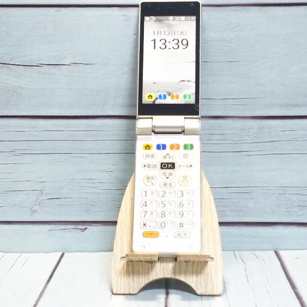 ネットワーク判定○。商品は本体（バッテリー内蔵）のみです。その他の付属品はありませんのでご注意ください。【特記事項】なし。【バッテリー性能】著しい性能低下がないことを確認しています（OSからの性能確認不可）【液晶の状態】擦り傷とボタン痕、う...