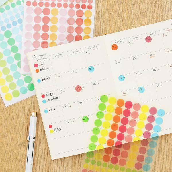 手帳を楽しく彩るカラフルな丸シール(ステッカー)です。下地が透けるシースルータイプのため、日にちや書いた文字の上に貼っても文字が隠れないのが特徴。仕事の日はブルー、お出かけの日はピンク、子供の予定は黄色など、色分けして管理すると視覚的にもわ...