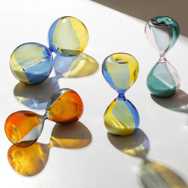 バイカラーの色ガラスが美しい砂時計。熟練の職人による手しごとのためガラスの表情も一つ一つ異なります。見る向きによって色の重なりも楽しめる逸品です。流れ落ちる砂にゆったりとした時間を感じます。Sサイズは5分計ることができます。サイズ：パッケー...