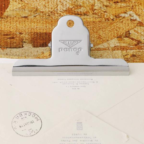 PENCOのクリップボードO/Sのクリップ部分のみをイメージして装い新たに中央にオリジナルロゴを型押した「クランピークリップ」です。たかがクリップ、されどクリップ。わかる人にはわかるこだわりの品。 サイズ：幅10.2 × 高さ5.4 × 奥...