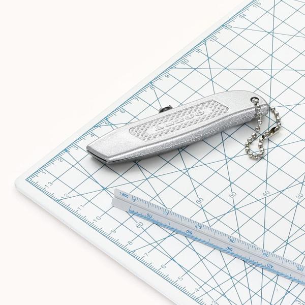 ボールチェーンが付いたポケットサイズのカッターナイフ。ボタンで押し出すタイプで、刃先は2段階の長さで調節できます。玄関先やDIYコーナーにぶら下げておけば、段ボールの開封などちょっとした用途に便利。別売のリフィルをご用意していますので長くご...