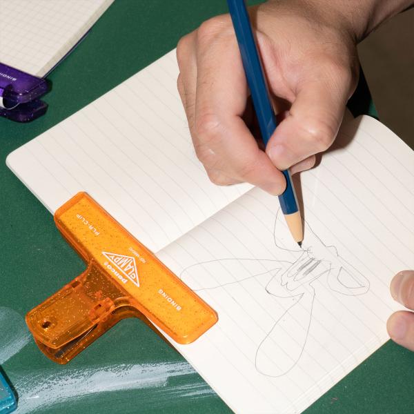 クリアカラーのボディにシルバーラメを施したPenco（ペンコ）のプラスチック製クリップ。光を受けて輝くラメが、デスク周りにさり気なくアクセントを加えます。コーヒー豆やお菓子の袋留め、教科書などのブッククリップとして勉強のお供に、領収書や書類...