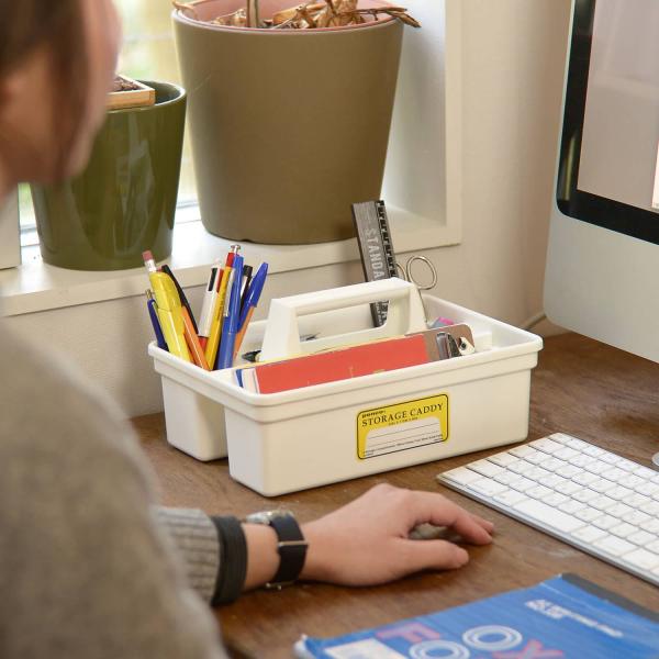 工具などを持ち運ぶためのキャディボックスを、机上収納に適したスモールサイズにアレンジした「ストレージキャディ」です。内側は仕切りで4つに分けられており、日用品や文具などの小物整理に役立ちます。持ち運びに便利な取っ手付きで、子供の文房具お片付...