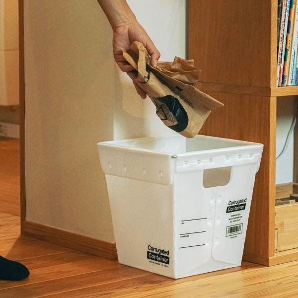 アメリカで配達業者に広く使われるメールボックスをベースに作った収納ボックスです。軽量で耐久性のあるプラダン(プラスチックダンボール)を使用し、ボックスの縁にはスチールワイヤー入りでさらに頑丈に。取手付きで持ち運びもしやすく、使い勝手の良い収...