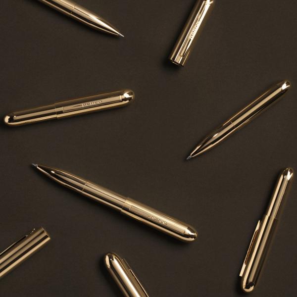 バレット型のミニマルなフォルムに、真鍮削り出しボディと日本製パーツを採用し、コンパクトで携帯性と書き心地を兼ね備えたPenco（ペンコ）のパーフェクションブラスボールペン。使用時はキャップを後軸に装着することで、程よい長さになり、安定して書...