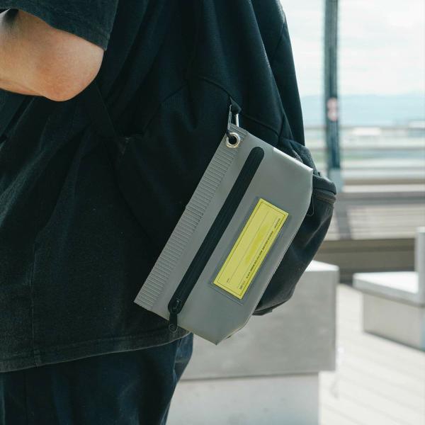 アウトドアで活躍、人気のタープバッグにファスナーポーチが登場しました。水濡れや汚れに強くタフに使える素材の特性を活かした新たなラインナップ。止水ファスナーやカラビナが装着できるハトメ、黄色いラベルなど より機能的に使えるように各パーツにもこ...