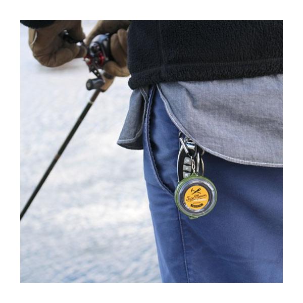 両面150cm表記のシンプルなテープメジャーです。 はっきり見やすい黒のテープにシルバーの印字。 巻き取りもワンプッシュで簡単です。 カラビナパーツ付きで持ち歩きにも最適です。 サイズ：本体 / 幅5.2 × 高さ5.8 × 奥行1.7 (...