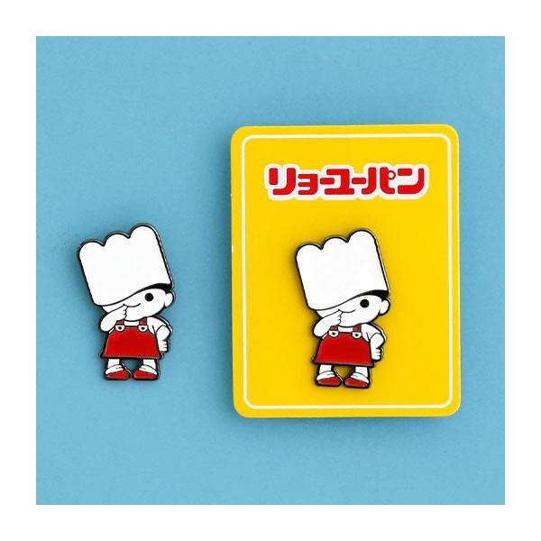 九州を中心に西日本ではお馴染みのリョーユーパンとのコラボ企画。愛嬌たっぷりなキャラクター「リョーちゃん」が可愛いピンバッジになりました。他のリョーちゃんグッズと合わせたコーディネートもおすすめです。サイズ：パッケージ / 幅6.4 × 高さ...