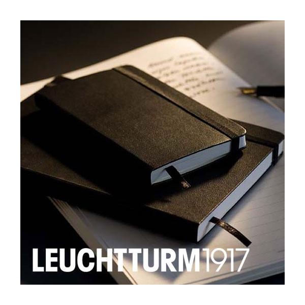 精巧さを高めた伝統的なノートブック。ハードカバー表紙にゴムバンドというクラシックな仕様はもとより、ノートを開くとまず目次、そして各ページはナンバリングされ、目次を手がかりに目的の内容（ページ) が簡単に探せるようになっています。 サイズ：パ...