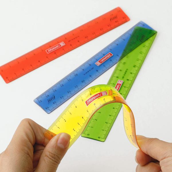 ドイツのBRUNNEN(ブルネン)の軟質定規。定規の固定概念を根底から覆す不思議な素材感で、「ぐにゃ」っと軽く折り曲げることができちゃいます。これならペンケースなどに入れても折れてしまうこともありません。サイズ：W16×H2.7×D0.2(...