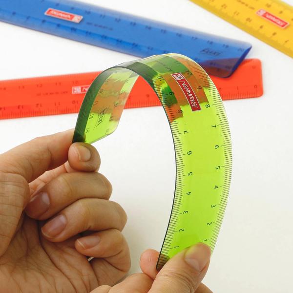 ドイツのBRUNNEN(ブルネン)の軟質定規。定規の固定概念を根底から覆す不思議な素材感で、「ぐにゃ」っと軽く折り曲げることができちゃいます。これならペンケースなどに入れても折れてしまうこともありません。サイズ：W20.7×H3.4×D0....