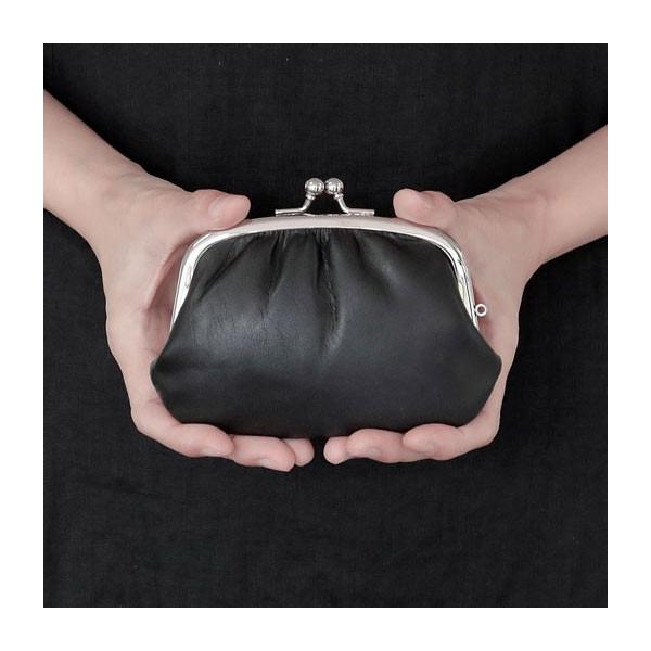 牛革を使った機能的な、がま口財布。使い込むほどに馴染む経年変化も楽しめます。開口部が大きく開き、内側にもがま口が設けられた親子の形で、整理しやすくなっています。小銭の他にもちょっとしたものを入れても便利です。サイズ：本体 / 幅14.0 ×...
