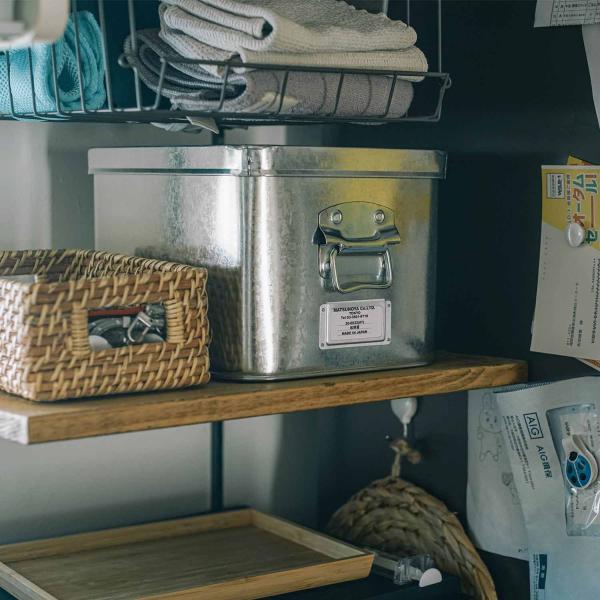 東京の下町で職人の手しごとによって作られるトタンの収納ボックス。鉄板に亜鉛メッキを施したトタン板は耐久性が高く、中に収納したものを、湿気やほこりから守ります。ぬくもりが感じられるデザインでネームフォルダー付き。幅広い用途にお使いいただけます...