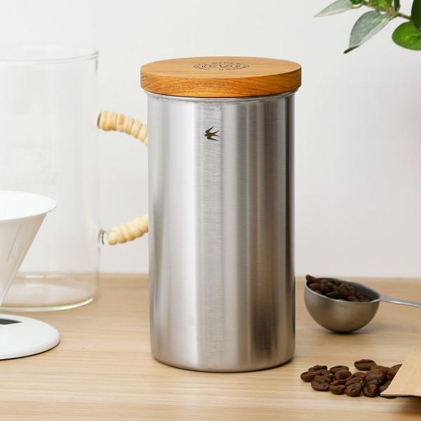 金属加工の産地の新潟県燕（つばめ）市で製作されたステンレス製のキャニスターのロングサイズです。ヘアラインが美しいステンレスに組み合わせたチーク材の木蓋は、樹脂パッキン仕様でしっかり密封性があります。サイズ：幅8.5 × 高さ16.0 × 奥...