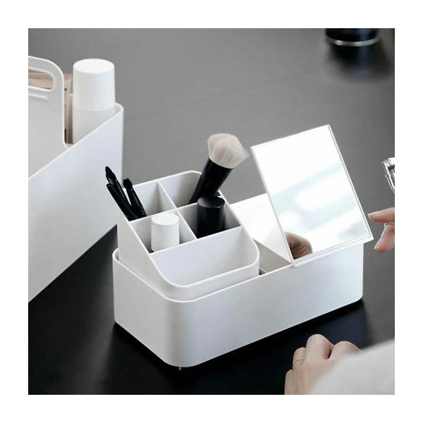 フルメイクに必要な化粧品のセットをまとめて持ち運びできるメイクボックスです。背の高いものから細かなものまで、使いやすく収納できます。メイクボックス、トレー、スタンド、ミラーがセットになっています。サイズ：パッケージ / 幅21.5 × 高さ...