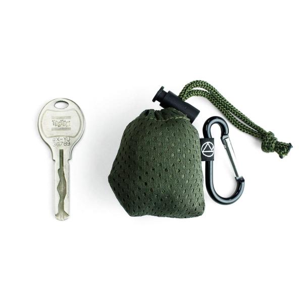 普段使いにちょうど良いサイズのエコバッグ。コンビニのレジ袋をモチーフに、容量は10L、耐荷重5kgとデイリーユースに最適なスペックに。そのまま丸めて収納袋に入れてOKな素材感で、使うのが面倒になることもありません。カラビナ付きで携帯しやすい...