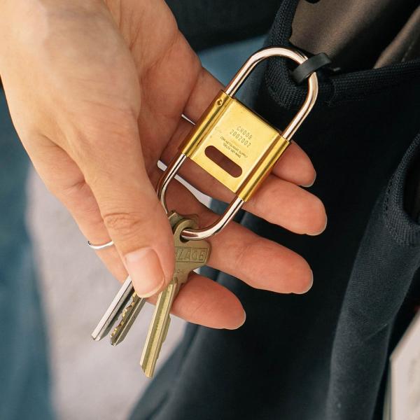 カラビナキーリングをCDWならではの解釈でデザインしたDelta(デルタ)。スプリング式で脱着もしやすく、開閉式のセンターパーツがストッパーになるのでベルトループ装着時にキーリングと鍵の回転を防ぎます。サイズ：本体 / 幅7.5 × 高さ0...