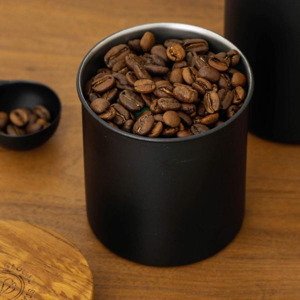 金属加工の産地の新潟県燕市で製作されたステンレス製のキャニスターのショートサイズです。艶消しの塗装を施したステンレスボディに組み合わせたチーク材の木蓋は、樹脂パッキン仕様で密封性も備えています。サイズ：本体 / 幅8.5 × 高さ9.5 ×...